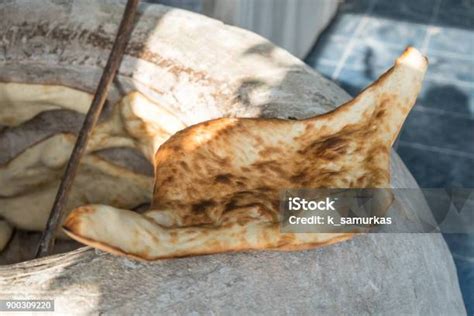 Oven Bata Tradisional Georgia Roti Tradisional Georgia Memasak Roti Toko Roti Foto Stok Unduh