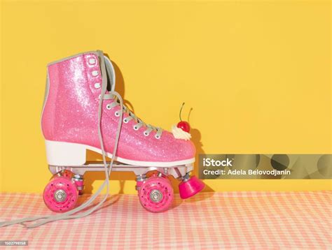 휘핑크 롤러 스케이트와 파스텔 핑크 격자 무늬와 노란색 배경에 밝은 빨간색 체리가 있는 여름 크리에이티브 레이아웃 80년대 또는 90년대 복고풍 미적 아이디어 최소한의 여름