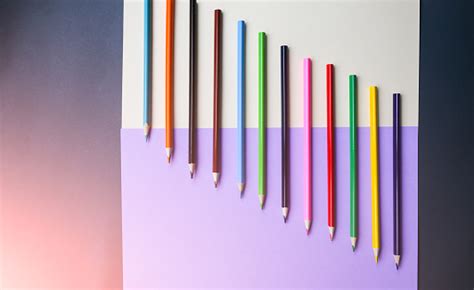 컬러 연필 파스텔 보라색과 베이지색 배경에 거짓말 학교 개념 돌아가기 다채로운 예술 공부 하 고 과정을 그림입니다 연필으로 그리기 엽서 소원 위한 공간 장소를 복사 합니다