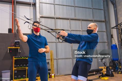 코로나바이러스 전염병에서 운동을하고 체육관에서 강사와 젊은 남자 새로운 정상 보호 페이스 마스크 2명에 대한 스톡 사진 및 기타 이미지 Istock