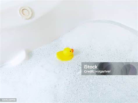 거품 목욕 키즈 스파 컨셉의 거품 거품과 노란색 장난 고무 오리욕조 키즈 목욕 시간 개념 거품파티에 대한 스톡 사진 및 기타 이미지 Istock
