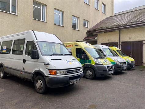 Три «швидкі для евакуації поранених військових та бус для різних бригад ЗСУ передали у межах