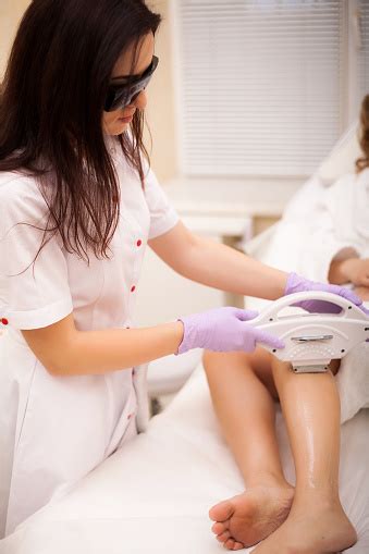 피부 관리 다리에 머리 제거 클리닉에서 레이저 절차 미용사는 레이저를 사용 하 여 아름 다운 여성의 다리에 머리를 제거 가냘픈에 대한 스톡 사진 및 기타 이미지 Istock