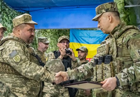 Головнокомандувач ЗСУ Сирський відзначив грошовим сертифікатом начальника медпункту із