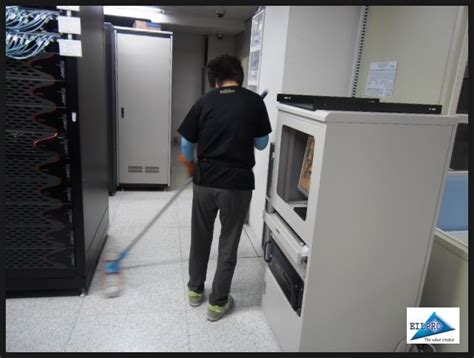 서울시 중구 전산실바닥청소 전도성왁스 전산실바닥청소 전산실청소용역 전산실준공청소 전산실청소대행 전산실 전도성왁스코팅 전산실 정전기방지왁스코팅 서버실바닥청소