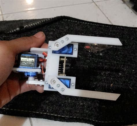 Robot Pemindah Barang Sesuai Warna Barang Bebitdeartha