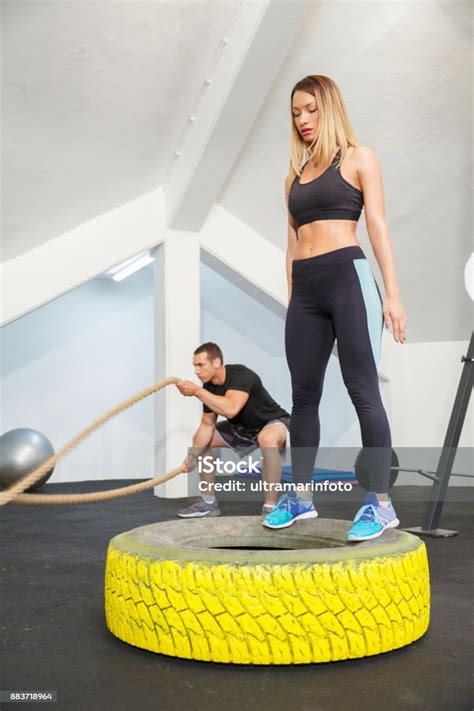 휘트니스 스포츠 그룹 체육관 건강 한 라이프 스타일 여자와 남자 교차 적합된 훈련에서 운동 20 29세에 대한 스톡 사진 및 기타 이미지 20 29세 2명 30 34