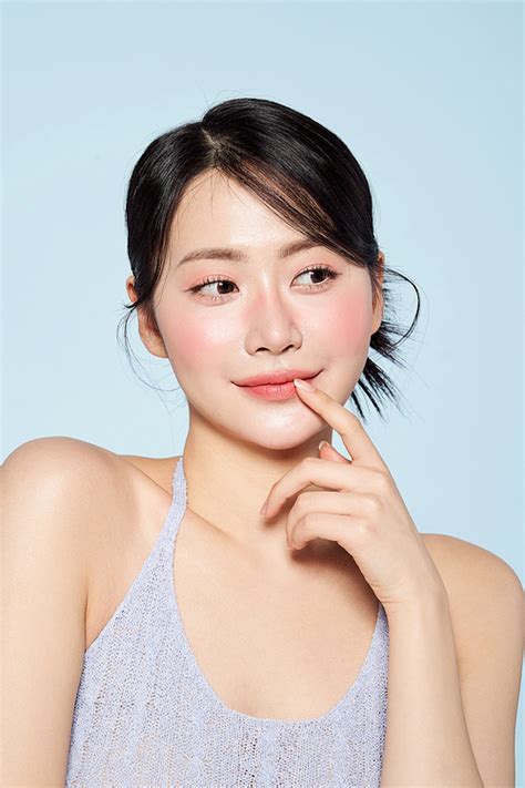 입술을 만지며 한족을 응시하는 동양인 여성 유토이미지 상세페이지 베이직샵 사진 22628360