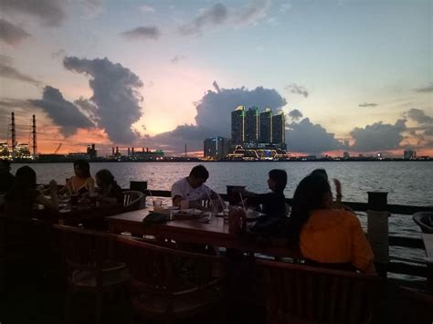 5 Tempat Makan dengan Pemandangan Indah, Cocok Buat Malam Mingguan!