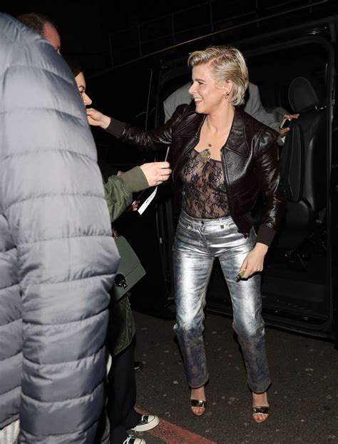 Robyn Makes Busty Appearance With A Friend Arrive At The Nme Awards Photos Pinayflixx