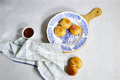살구 잼을 곁들인 수제 알제리 도넛과 설탕 가루 커피 살구 잼 한 그릇 0명에 대한 스톡 사진 및 기타 이미지 0명 가루 설탕 건강하지 못한 생활방식 Istock