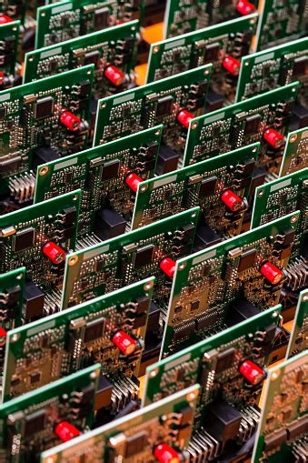 납땜 Smd 또는 표면 장착 부품으로 생산된 자동차 인쇄 회로 기판의 클로즈업 이미지 세로 이미지 컴포지션 0명에 대한 스톡