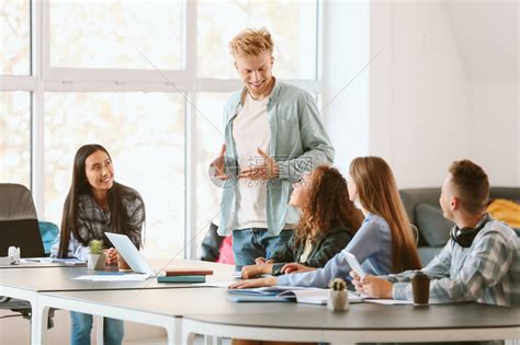 准备参加大学考试的学生群体人高清图片下载 正版图片503936842 摄图网