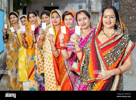 Eine Gruppe Glücklicher Traditioneller Indischer Frauen Die Sari