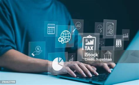 디지털 세금 계산 및 관리 개념 한 사람이 세금 계산 정부 세금 및 재무 관리와 같은 디지털 아이콘이 있는 노트북을 사용하여 현대 세금 신고 프로세스를 보여줍니다 과세
