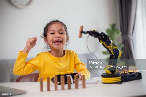 Stem 교육 개념입니다 아시아 학생들은 Stem에서 로봇 팔을 코딩하고 수학 공학 과학 기술 로봇 공학의 컴퓨터 코드를 아이들의 개념으로 코딩하여 집에서 학습합니다 6 7