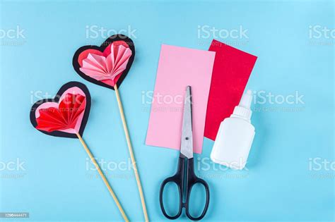 Diy와 아이의 창의력 단계별 지시 나무 막대기에 종이 발렌타인 하트를 만드는 방법 Step9 영혼의 짝에게 선물로 막대기로 하트를 완성했습니다 발렌타인 데이를 위한 공예품