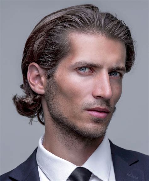15 Wavy Hairstyles For Men That Emphasize Texture