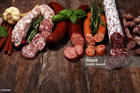 맛 있는 살라미와 신선한 허브와 차가운 고기 구색 코파와 소시지를 포함 한 다양 한 육류 제품 0명에 대한 스톡 사진 및 기타 이미지 Istock