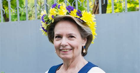 Ipostază Adorabilă Pentru Principesa Sofia Elegantă și Cu Flori în Păr La Ambasada Suediei