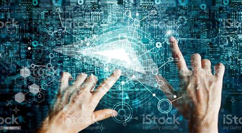 혁신 시스템 사람과 정보 장치를 연결 합니다 미래 기술 네트워킹 및 데이터 교환 연결 및 컴퓨터 산업 통신 및 인터넷 개발에서 고객에 대한 스톡 사진 및 기타 이미지