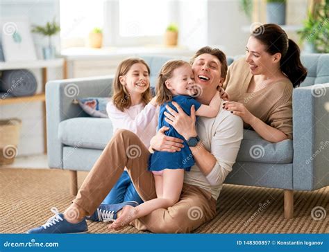 Gl ckliche Liebevolle Familie Stockbild Bild von masseverbinder beiläufig