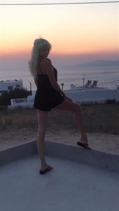 Τζούλια Αλεξανδράτου Γυμνή με φόντο την Ακρόπολη Lifeviews