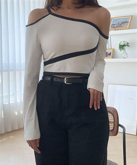 유니크섹시여리🖤 글램 오프숄더 티셔츠 오프숄더 긴팔티 쫄티 원숄더 티셔츠 어깨트임 에이블리