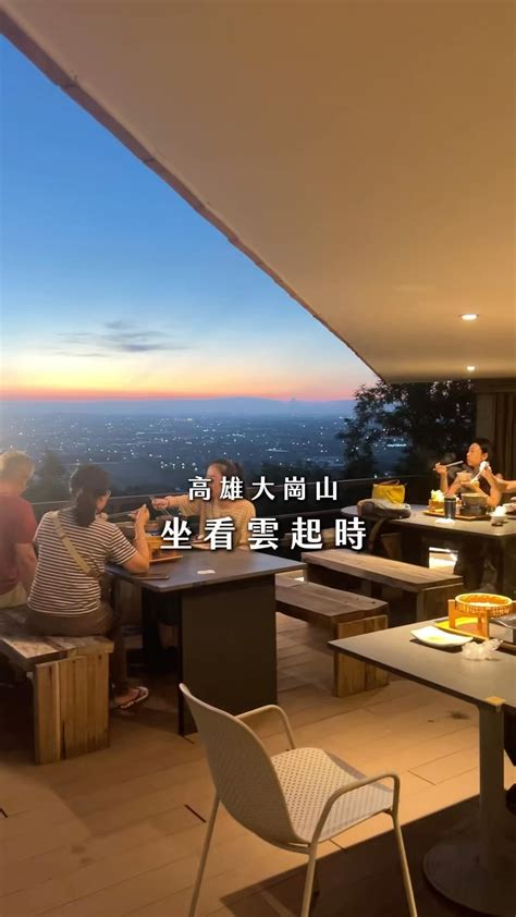 樂絲，旅遊中 ｜美食、日本分享 霍格華茲下雪了！終於來到心心念念的哈利波特影城！ 逛完整個園區 用餐，我們一共花了4小時多， 看網路上建議時間大約2 3小時😂 大推影城食堂裡的魔蘋果巧克力