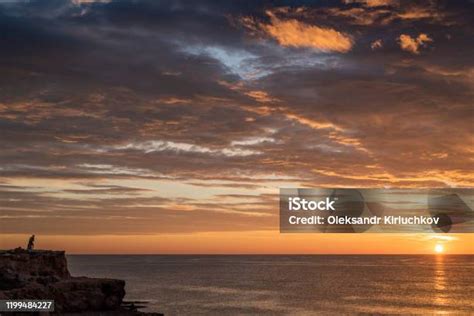 외로운 남자의 실루엣은 따뜻하고 빈티지 톤으로 일출 아름다운 하늘 성공과 평화 개념에 따라 바다 은행에 앉아있다 계절에 대한 스톡 사진 및 기타 이미지 Istock