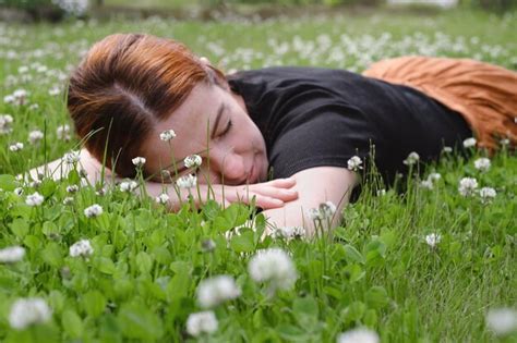 Premium Photo Woman Laying In Grass Smiling