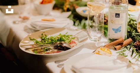 식탁에서 유리잔에 와인을 붓는 사람 사진 Unsplash의 무료 독일 이미지