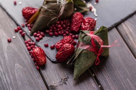 찹쌀로 만든 중국 전통 음식인 종쯔는 대나무 잎으로 싸여 팥 돼지고기 소금에 절인 달걀 노른자와 같은 다양한 재료로 속을 채웁니다 Film Festival에 대한 스톡 사진