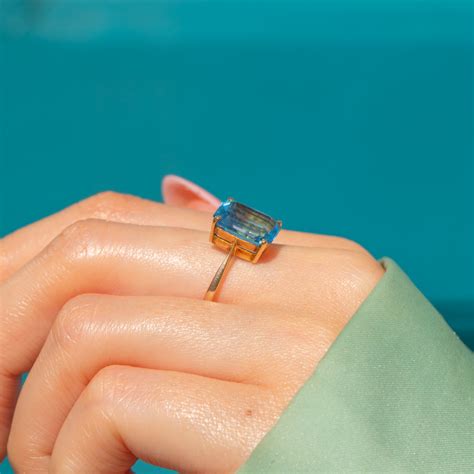 9ct Gold Blue Paste Ring