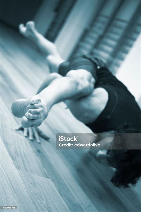 남자 요가 교사 체육관 피트 니스 스튜디오에서 연습 하 고 아사 나 자세를 고급 강사에 대한 스톡 사진 및 기타 이미지 강사 건강한 생활방식 교사 교육 관련 직업