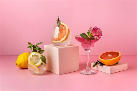 배 자몽 레몬 다양한 과일을 가진 하드 셀처 칵테일 핑크 배경에 상쾌한 다채로운 여름 음료 칵테일 파티에 대한 스톡 사진 및 기타 이미지 Istock