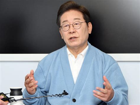 [속보]이재명 “4년 연임제 도입해야…헌법 전문에 5·18 정신 수록”