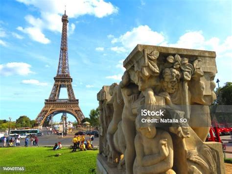 파리 트로카데로 정원의 샹드 마르와 바르샤바 분수의 에펠탑 거리에 대한 스톡 사진 및 기타 이미지 거리 건축 건축모형 Istock
