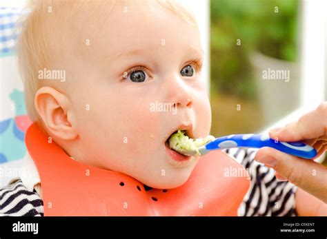 Enfant De Sexe Masculin âgés De Mois Blonde Portant Un Haut Noir Et