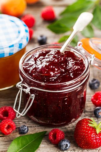 나무 테이블에 과일을 유리 용기에서 맛 있는 과일 빨간 딸기 베리 잼 근접 촬영입니다 마멀레이드에 대한 스톡 사진 및 기타 이미지 마멀레이드 설탕 조림 류 0명