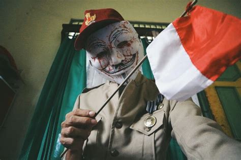 Premium Photo Man Wearing Mask Holding Indonesian Flag