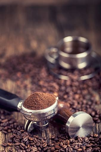 커피커피 원두와 오래된 오크 나무 테이블에 포르타 필터 가루로 빻은에 대한 스톡 사진 및 기타 이미지 가루로 빻은 갈색 구이 Istock