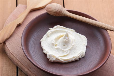 나무 테이블 접시 나무 숟가락 채식주의 간단한 음식 우유 디저트에 크림에 점토 판에 사 우 어 크림 복고풍 스타일 우유 소박한