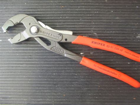 店頭デモコーナーでも注目度の高いknipexのホースクリップを外す専用プライヤーについて ファクトリーギア