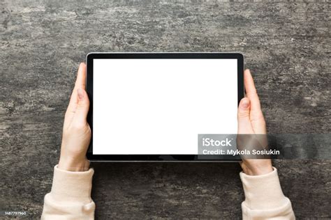 흰색 화면이 있는 태블릿 Pc를 사용하는 여성 십대 손 집에서 빈 흰색 화면이 있는 흰색 태블릿 Pc를 들고 있는 여성의 모형 이미지 알약에 대한 스톡 사진 및 기타 이미지