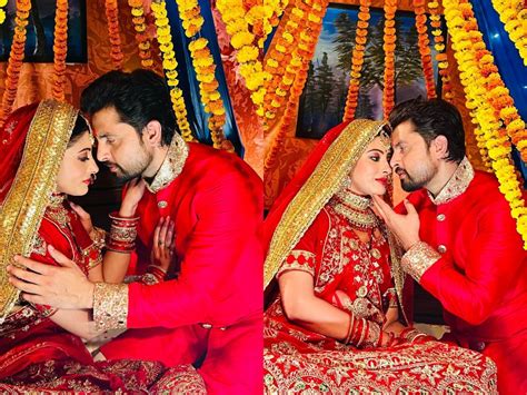 Pics दुल्हन के जोड़े में बैठी एक्ट्रेस संग रोमांटिक हुए मोनालिसा के