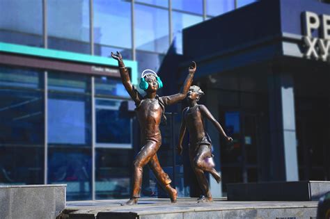 Хөшөө дурсгалууд чихэвч зүүжээ News Mn