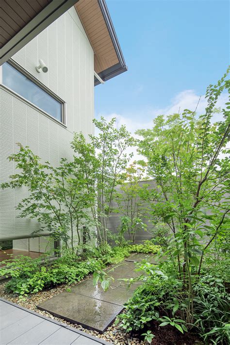 緑いっぱいの中庭が、開放感と日々の癒やしをもたらす住まい。 トヨタホームの注文住宅の施工事例