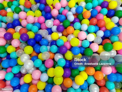 색깔있는 풍선 파란색 풍선 밝은 배경색 실내 놀이터의 수영장에있는 많은 다채로운 공의 최고 전망 텍스처 배경 게임룸 행복한 어린