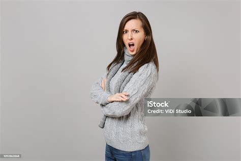 염증된 혐오 여자 회색 스웨터 스카프 손을 잡고 접혀 회색 배경에 고립의 맹세 건강 패션 라이프 스타일 사람들이 진심으 감정 추운 계절 개념 복사 공간을 비웃는 다 가을에